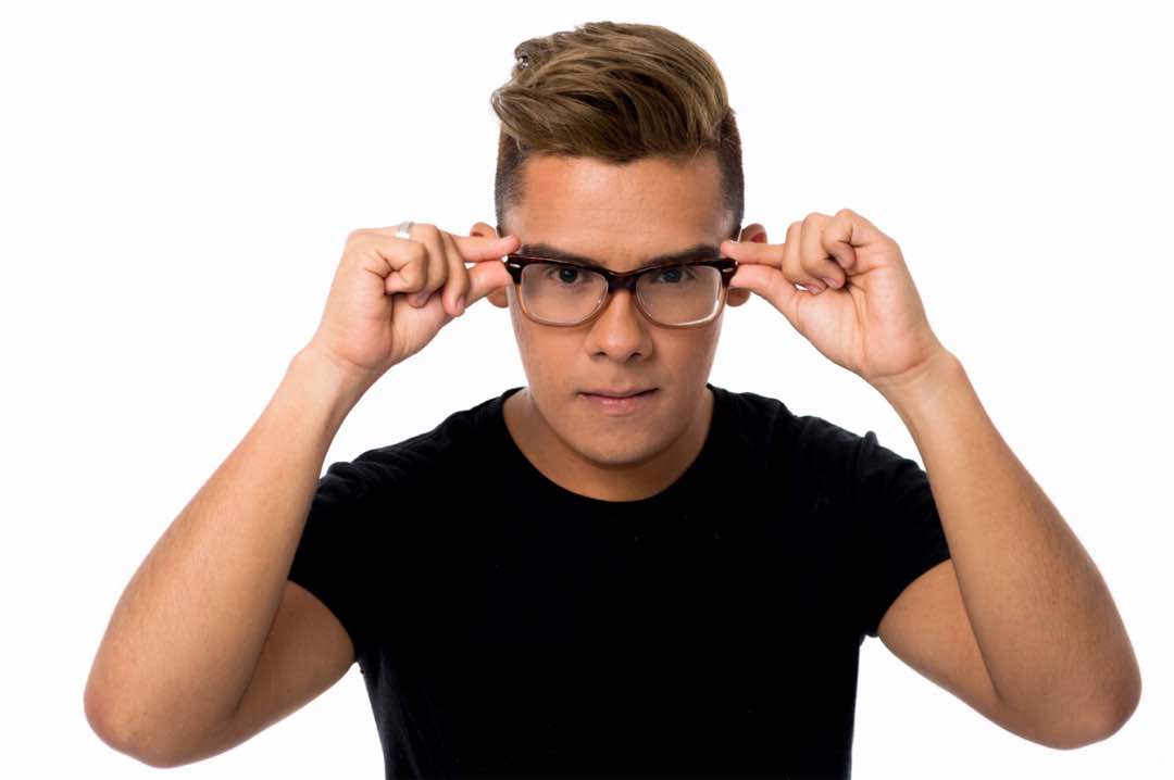 CÉSAR GONZÁLEZ »EL REY DE LAS CEJAS» ARTÍFICE DE BELLEZA Y GLAMOUR ...