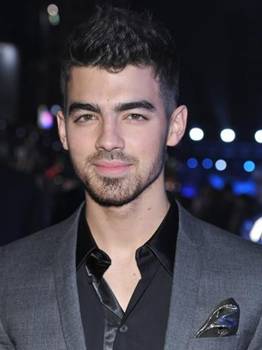 JOE JONAS TIENE NUEVO LOOK | Rumberos